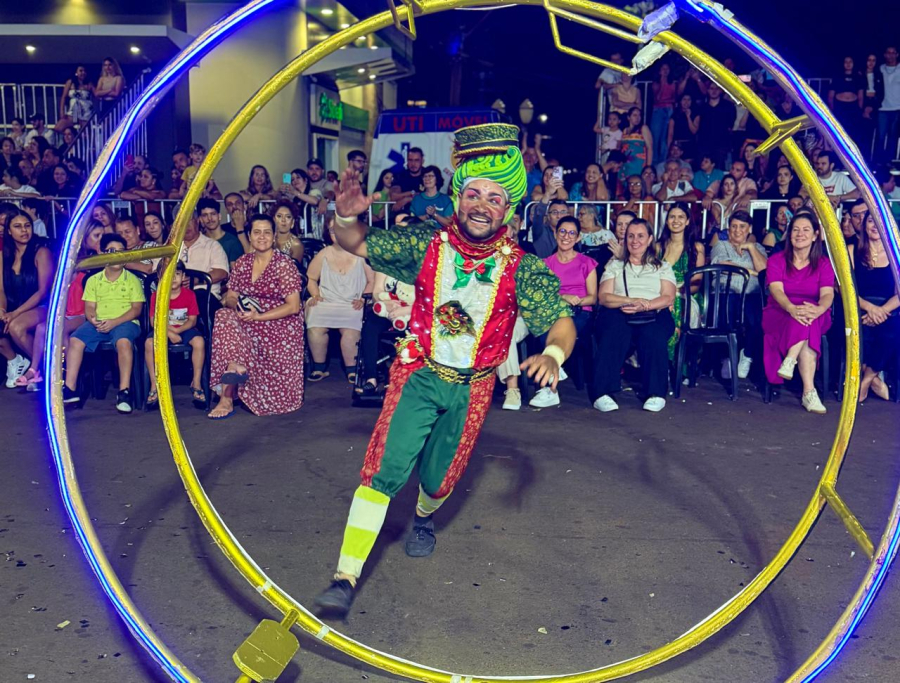 Cortejo leva a magia do Natal ao centro de Campo Mourão
